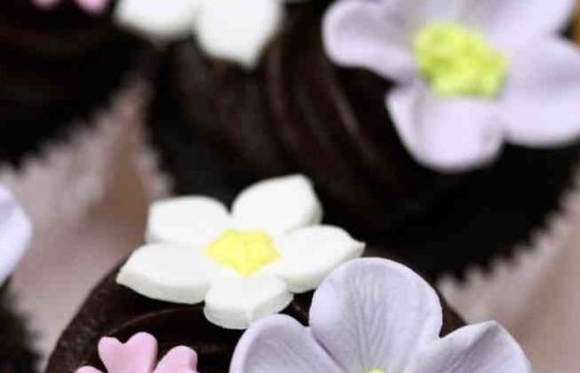 Συνταγή: Chocolate cupcakes με λουλούδια από ζαχαρόπαστα