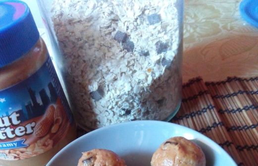 Συνταγή: ENERGY BALLS - ΤΡΟΥΦΑΚΙΑ ΜΕ ΦΥΣΤΙΚΟΒΟΥΤΥΡΟ ΚΑΙ ΒΡΩΜΗ