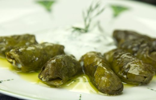 Συνταγή: Ντολμαδάκια γιαλαντζί με αμπελόφυλλο & ντιπ γιαουρτιού | Caruso.gr