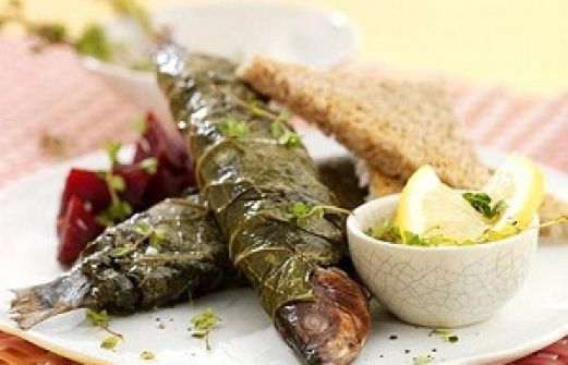 Συνταγή: ΣΑΡΔΕΛΕΣ ΤΥΛΙΓΜΕΝΕΣ ΣΕ ΑΜΠΕΛΟΦΥΛΛΑ ΜΕ PESTO ΠΡΑΣΙΝΩΝ ΕΛΙΩΝ