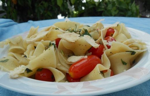 Συνταγή: Παπαρδέλες aglio e olio με ντοματίνια και μυρωδικά - ZannetCooks