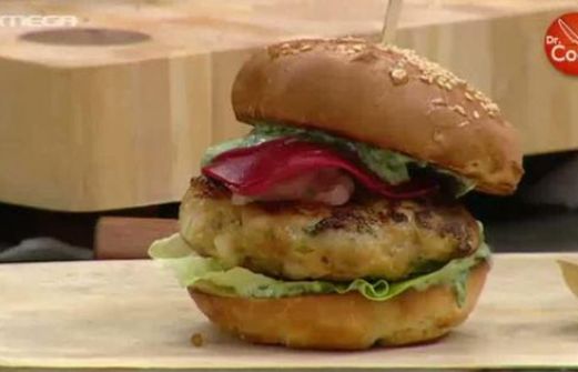 Συνταγή: Burger μπακαλιάρου με μαγιονέζα και παντζάρι τουρσί