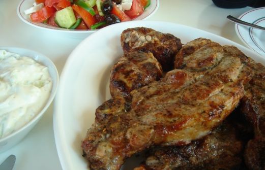 Συνταγή: Χοιρινές μπριζόλες στα κάρβουνα