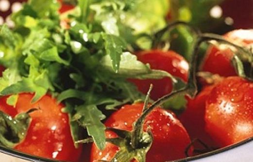 Συνταγή: ΣΑΛΑΤΑ ΜΕ ΨΗΤΑ ΝΤΟΜΑΤΑΚΙΑ ΚΑΙ ΡΟΚΑ