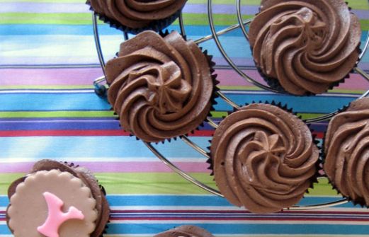 Συνταγή: Υγιεινά cupcakes μπανάνας με το πιο κολασμένο γλάσο σοκολάτας ...