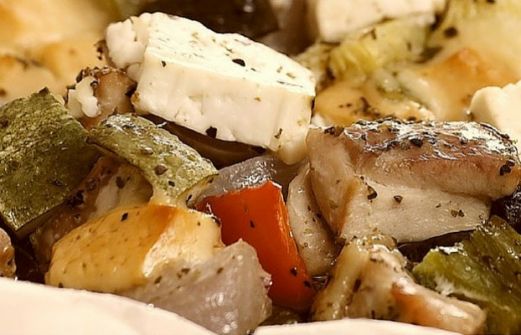 Συνταγή: Κοτόπουλο με τυριά και λαχανικά στη λαδόκολλα