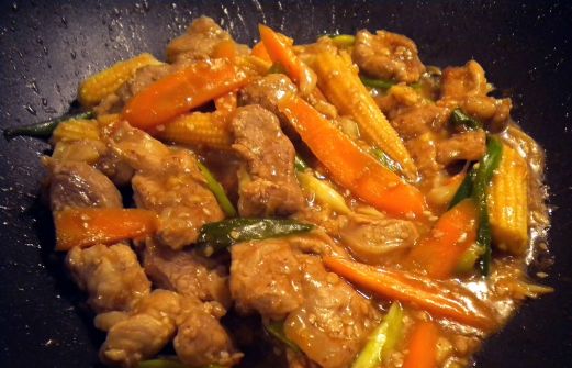 Συνταγή: ΧΟΙΡΙΝΟ STIR-FRY ΜΕ ΛΑΧΑΝΙΚΑ ΚΑΙ ΣΟΥΣΑΜΙ